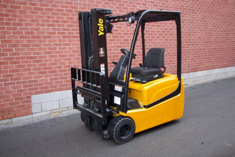 Yale ERP040VT 3 Wheeler Electric Forklift with Brand new battery for sale